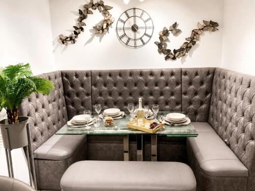 Igloo Magnolia Luxe Townhouse Stay I Free Parking - 리즈
