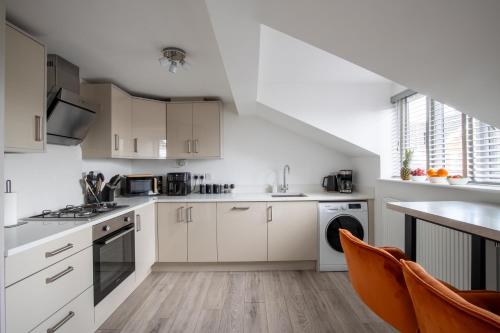 Modern 2 Bedroom First Floor Apartment, Free Parking, Woking - 워킹