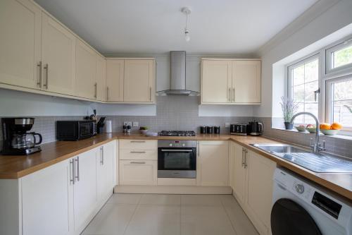 Modern Detached 4-bedroom 2-bath Home, Guildford - Berkshire