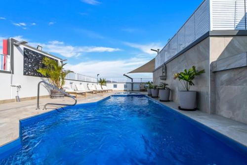 Easy Coastal Living In Cairns With Rooftop Pool - Cairns