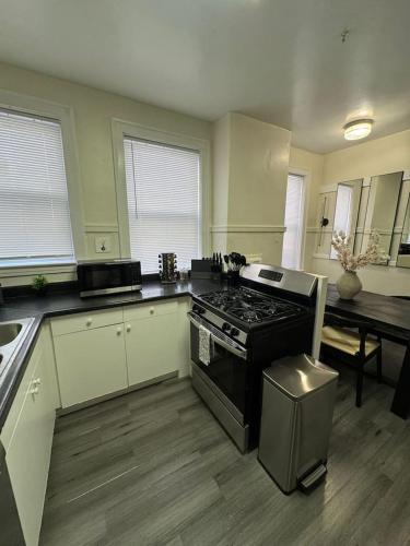 Walk To The Beach • Private Office • 5br - Evanston, IL
