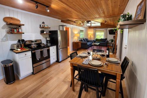 Exclusive 2 Chalet Stay-hottub-fireplace-beachside - Traverse City, MI