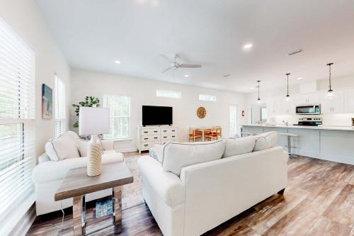Quiet Coastal Home With Outdoor Shower Deck Gourmet Kitchen Smart Tv & Ac - Dauphin Island, AL