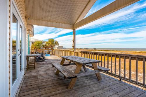 Dog-friendly Water View Beach House With A Full Kitchen Furnished Deck Private - Dauphin Island, AL