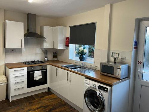 Alderton House - Spacious 3 Bed With Parking - Nottingham
