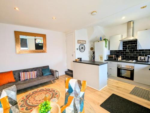 Stylish Townhouse - 8 Mins From Leeds - Free Fast Wifi - Free Parking - Leeds