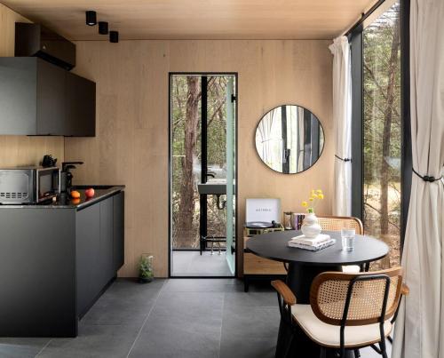 Romantic Mirror Cabin Retreat By The Lake In The Enchanted Forests Of Texas - Bastrop, TX