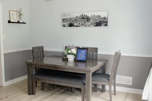 Soccer Fans Welcome To This Fully Stocked, Bright & Inviting 2 Bedroom Home Away From Home - Kansas City, KS
