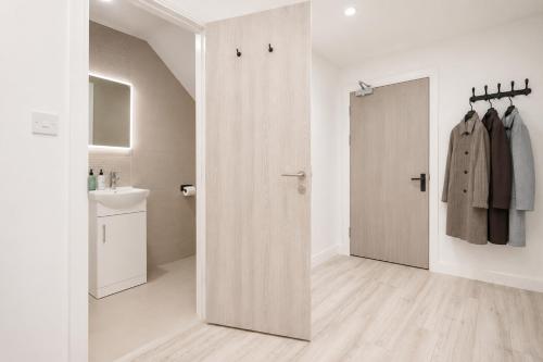 Cardiff Bloc By Prime Stays - 4 Bedroom Ensuite Studios & Big Lounge With Garden For Groups & Contra - Cardiff