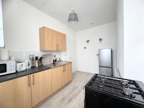 Charity Suite I Modern Barry Apartment I Near Town Centre, Barry Island & Gavin & Stacey Pub I Wi-fi - Barry