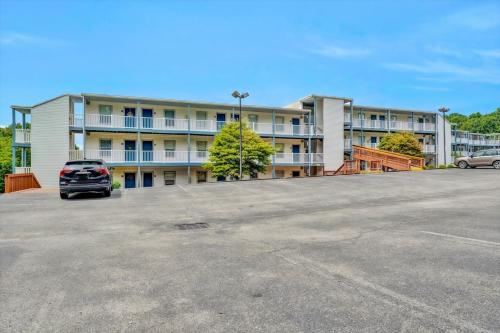 Sunset Landing - Waterfront Condo With Lake-view Deck, Tennis Court & Pool - Smith Mountain Lake, VA