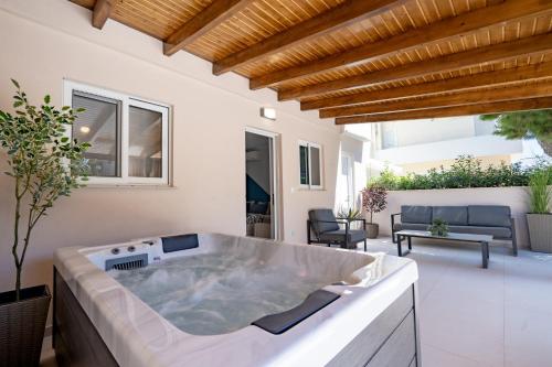 Artemis Boutique House - Луца