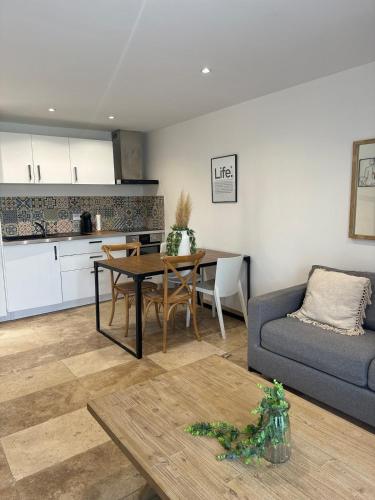 Le Terracotta Cote D'azur - Proche Plage - Terrasse & Confort - Clim - Parking Et Wifi Gratuit- Offr - Fréjus