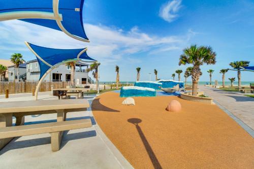 Poolside Fun, Ocean Strolls! Corpus Christi Escape - Corpus Christi, TX
