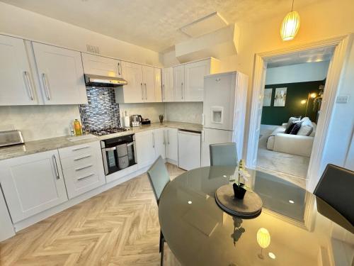 Seaside Gem With Parking - 5 Mins Walk To Beach - Sleeps 4 - Bournemouth