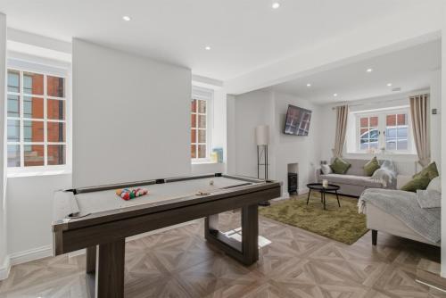 Sleeps 7, 5 Beds Sofa Bed, Parking, Pool Table, Full Kitchen, Games, King Beds - Chard
