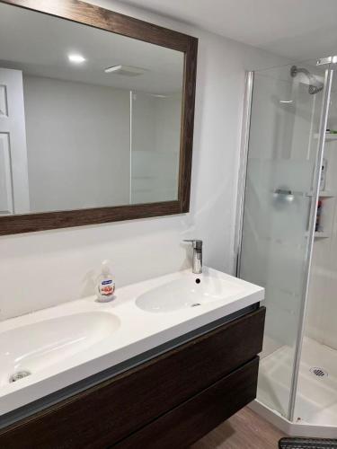 Bright Spacious Room-3b - Halifax