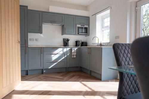 2 Br Apartment- Private Parking - Newport