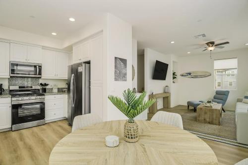 Walk To The Beach & Easy Scenic Drive To Coronado 2-bedroom Townhome - Imperial Beach, CA