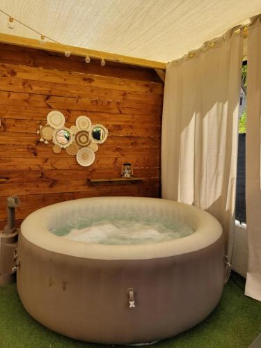 Nuit D'evasion Love Room Avec Baignoire Balneo Et Jardin Avec Spa - Toulon