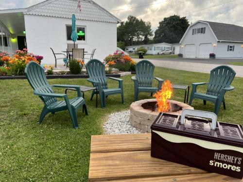 Cedars Motel - St. Ignace, MI