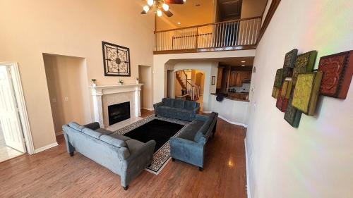Elegant, Comfy, A Retreat With Pool - Garland, TX