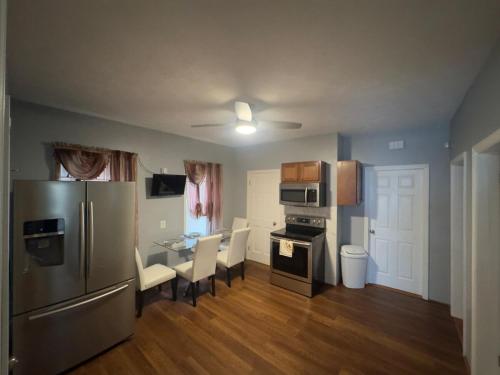 Beautiful Apartment Walking Distance To Stadium! - Lincoln Woods State Park, Lincoln
