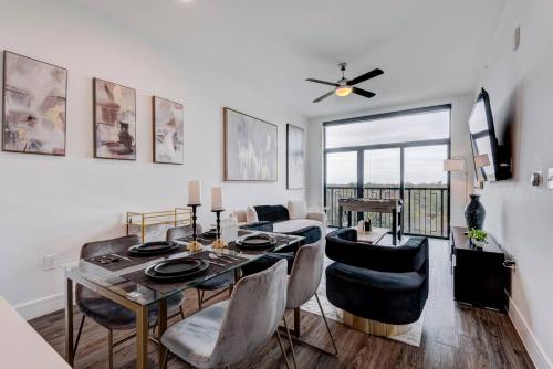 Luxe 1 Br Penthouse: King Bed |Pool & Theater, Tmc - Houston
