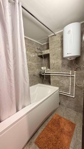 Частныи дом в центре г Бишкек 2спальни,гостевая,кухня,парковка,двор - Biškek