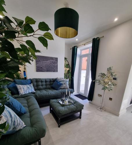 Immaculate 2-bed Home On Edge Of A Lovely Park And River, With A Short Walk To Warwick Castle, Strol - Warwick