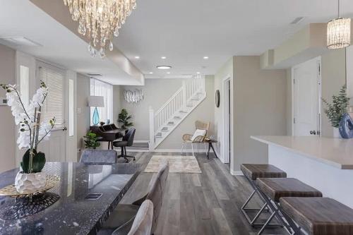 Spacious 5 Bed 2 Bath House - Chicago, IL