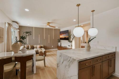 Coastal Aqua-2br-walk To Strand - Parking - Manhattan Beach, CA
