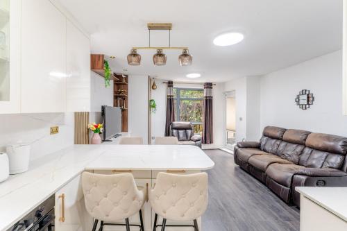 2 Bedroom Contractor And Family Apartment Hounslow - Hounslow