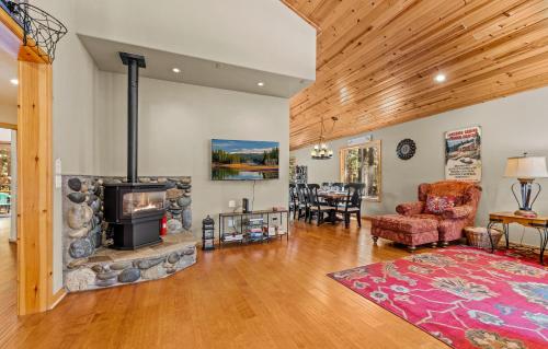 Tahoe Donner Cabin Level Driveway Sleeps 8 - Truckee, CA