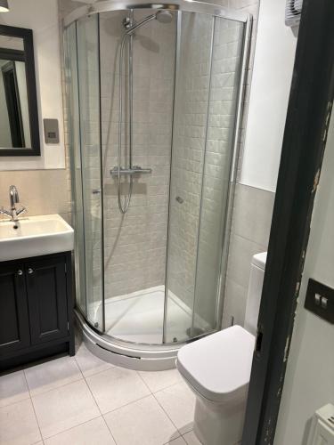 2 Bed Deluxe Apartment, City Centre, Allocated Parking, Fast Wifi - Derby, UK