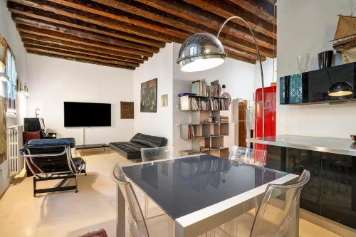 A Charming Loft Apartment Located - Venice