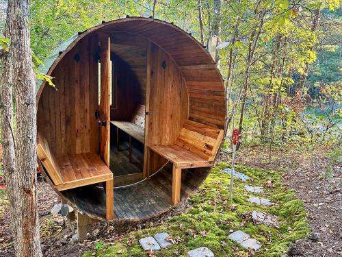 Come Stay In A Magical Cabin With A Bedroom In The Trees - Slade, KY