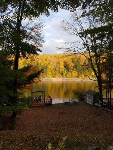 Fun 5 Bedroom Lakefront Cottage - Monticello, NY