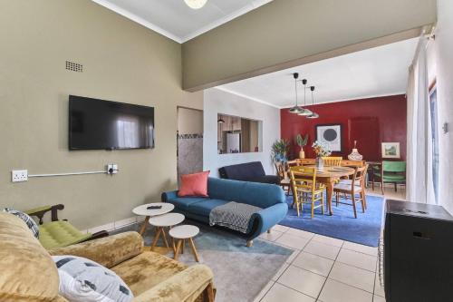 The Cozy Three Bedroom Home With Back Up Water - Krugersdorp