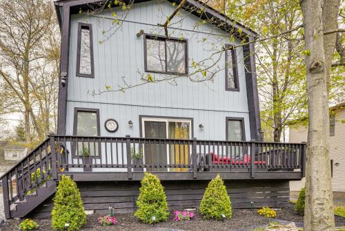 Home Near Tobyhanna State Park W/ Deck & Fire Pit - Pocono Mountains, PA