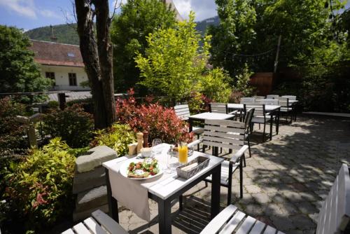 Barrique Garden - Breakfast & Restaurant - Old Town -Officially Classified Guesthouse - Brașov
