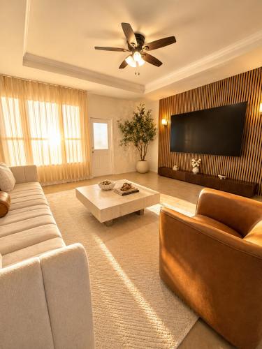 Home Near Fort Hood - Self Check In - 100" Tv - Killeen, TX