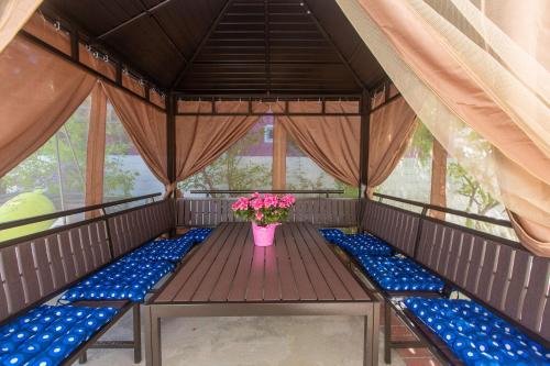 Whole 4br House With Gazebo, Sleeps 8, Pet Ok - West Covina, CA