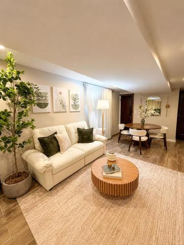 Sleeps 26 • Modern Multi-unit • Gym • Workspaces - Chicago, IL