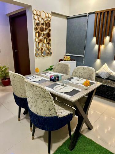 Designer 1br & 2br Apartment In Dha With Tv & Ac - Karāchi