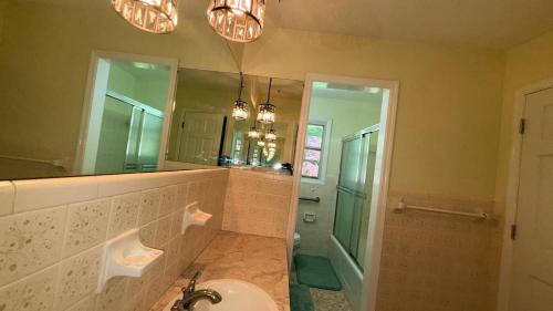 3b 2b Home With Private Suites Smart Tvs 3 - Hurricane Harbor, Austell
