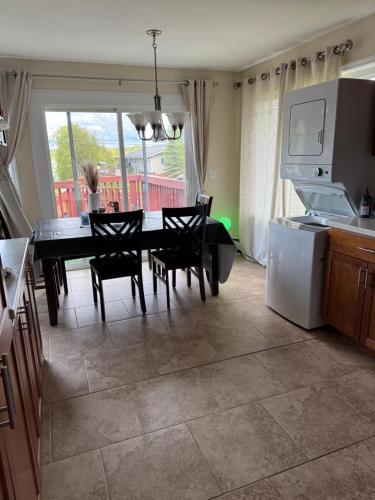 Marmot Nest Queen Room With Shared Bathroom - Anchorage, AK