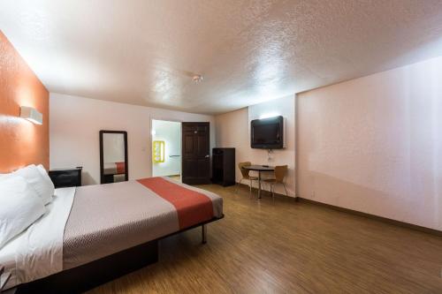 Motel 6 Uvalde, Tx - Uvalde, TX