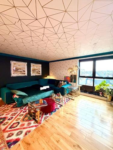 Ensuite Cosy Cinema Bedroom & Balcony - Glasgow