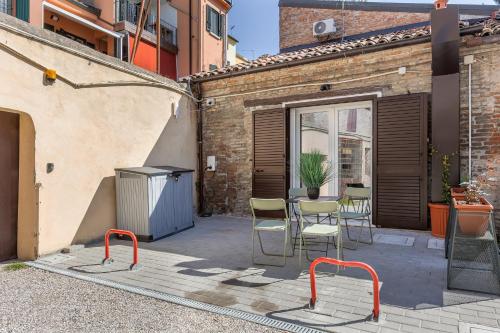 Guesthost - Bright Apartment With Patio & Parking - Ferrara